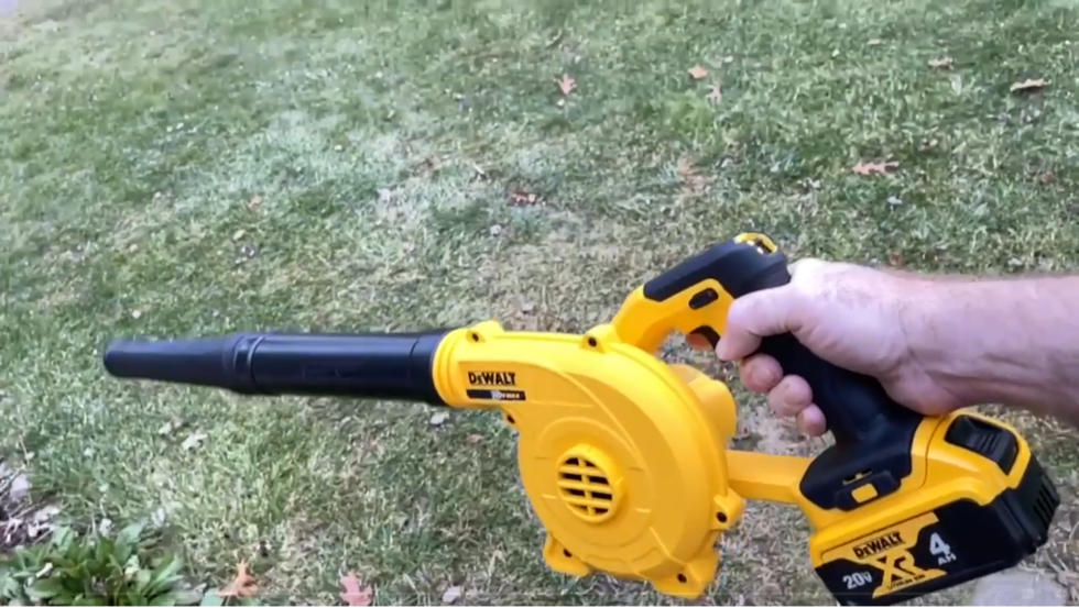 Quick Review of The DEWALT 20V MAX Leaf Blower - Smart Vac Guide